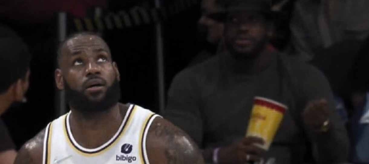 NBA: Clone de LeBron James visto em jogo do Lakers tem identidade revelada