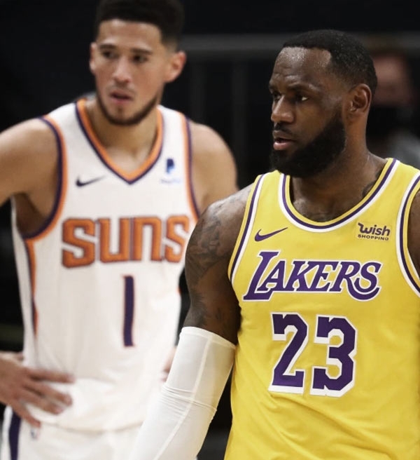 LeBron James presenteia Devin Booker no final da partida entre Lakers e ...